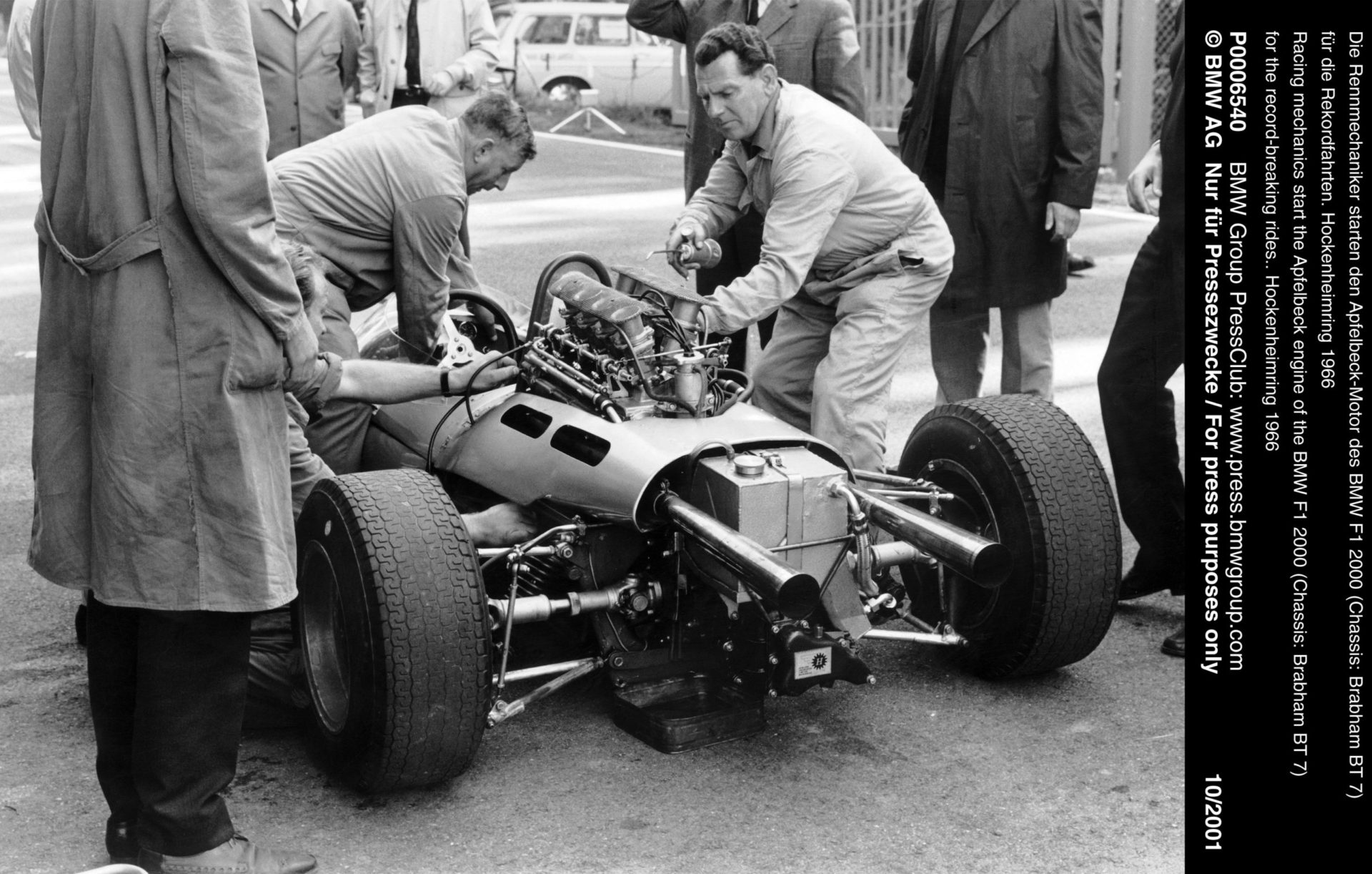 Racing mechanics start the Apfelbeck engineof the BMW F1 2000 (Chassis ...
